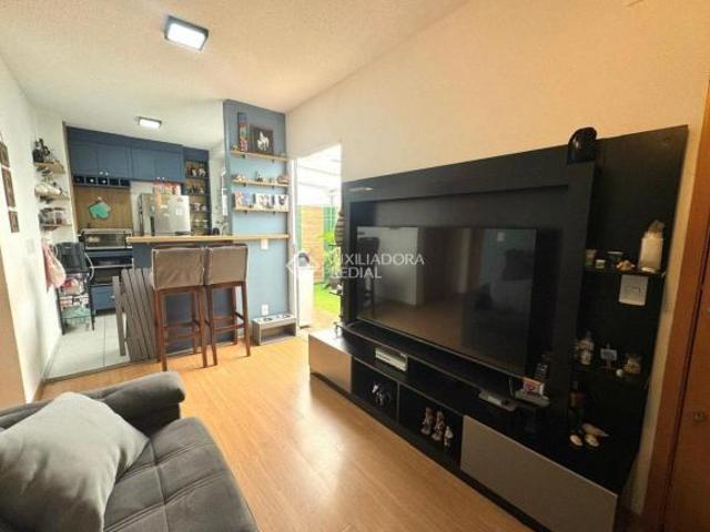 Apartamento térreo á venda com 2 quartos, pátio privativo e 1 vaga de box