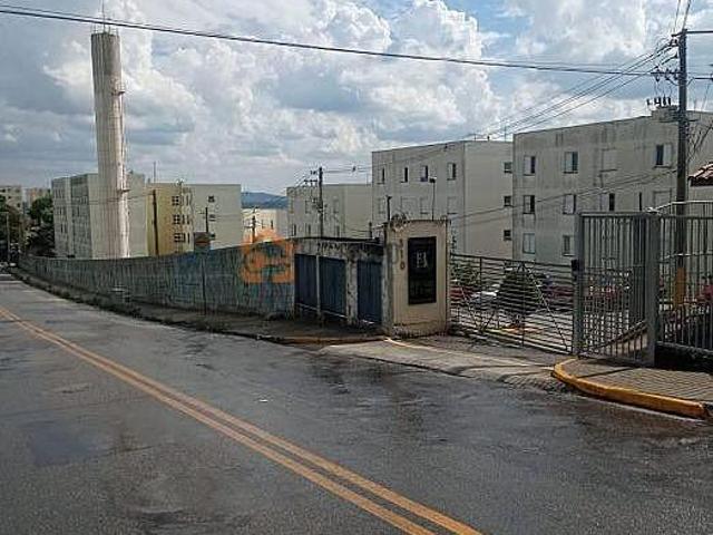 Apartamento térreo à venda no Res. Santa Antonieta 2