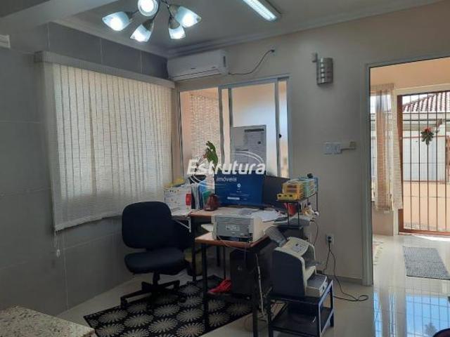 Apartamento térreo amplo com localização central