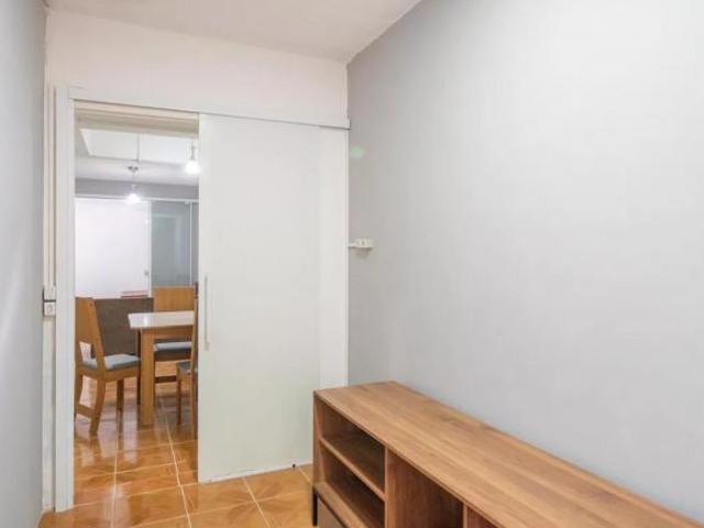 Apartamento térreo amplo no Menino Deus, com varanda gourmet e garagem próxima