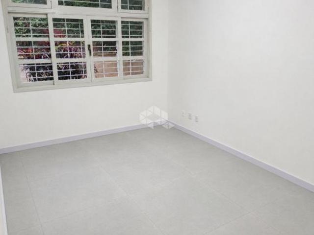 Apartamento térreo, dois dormitórios com pátio, 53m² área privativa, bairro Medianeira em Porto Ale