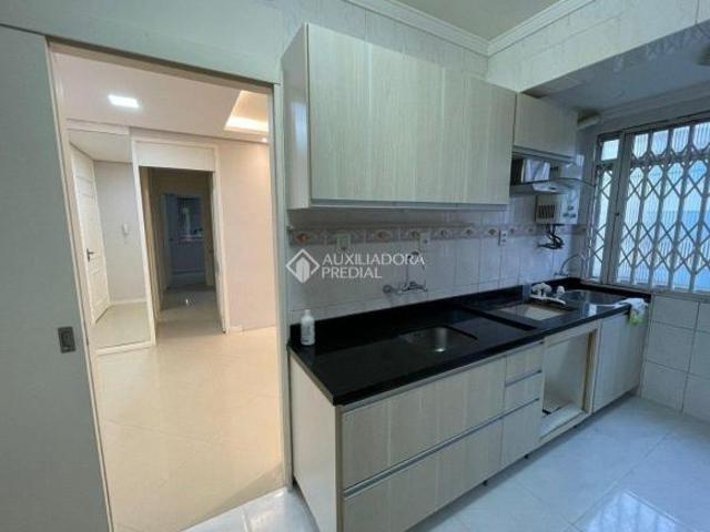 Apartamento térreo de 3 dormitórios, recém reformado e mobiliado