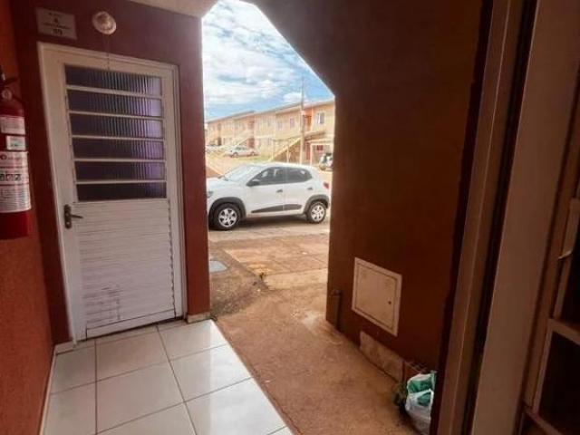 APARTAMENTO TÉRREO DE 02 QUARTOS E ÁREA COM QUINTAL