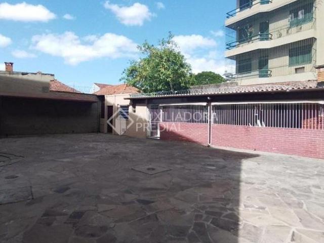 Apartamento térreo de 1 dormitório, living, banheiro social,cozinha,area de serviço, peças amplas, c