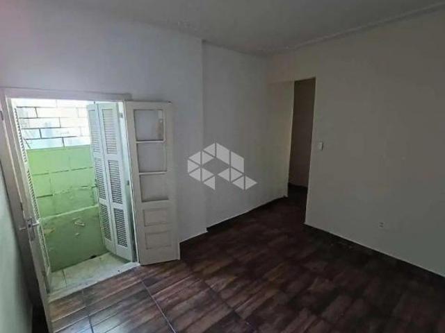 Apartamento térreo de 2 dormitórios com pátio na rua Santana