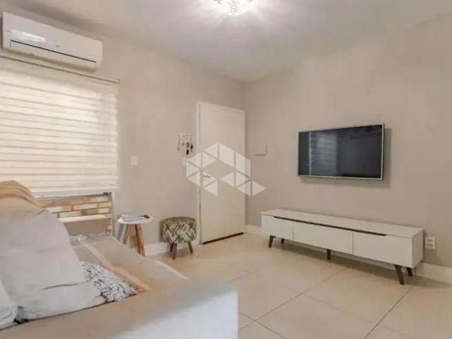 Apartamento térreo de 2 dormitórios, reformado com pátio privativo
