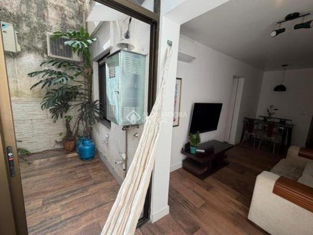 Apartamento térreo de 2 quartos com pátio no bairro Bom Fim em Porto Alegre