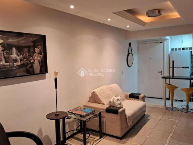 Apartamento térreo de 2 quartos e sacada com churrasqueira