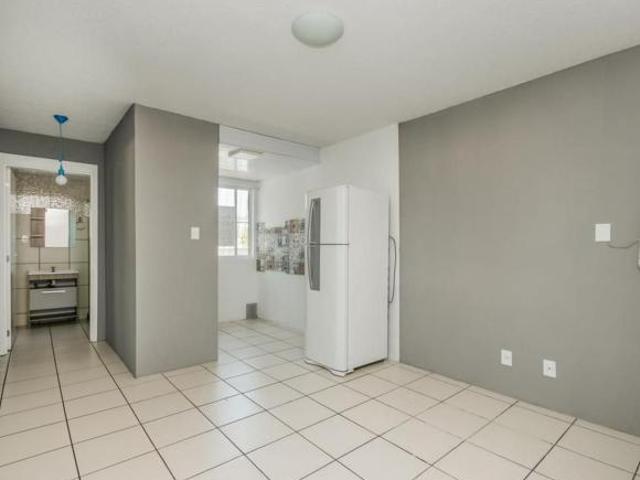 Apartamento térreo de 2 quartos, portaria 24 horas no bairro Glória