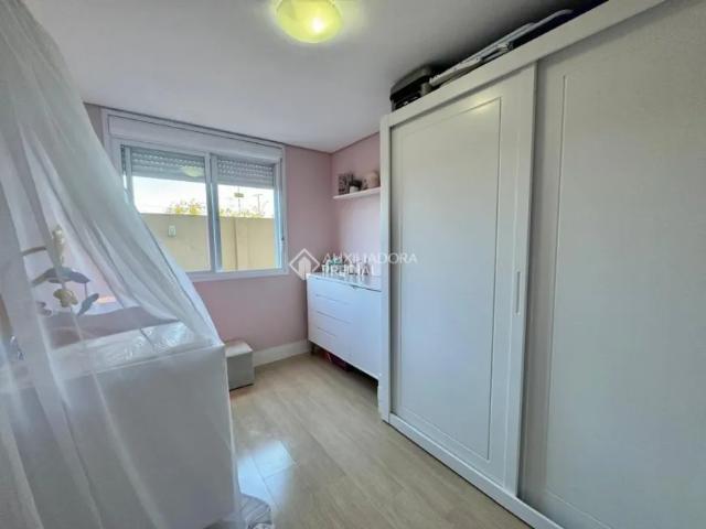 Apartamento térreo de 2 quartos, sendo 1 suíte, mobiliado com 1 vaga de garagem