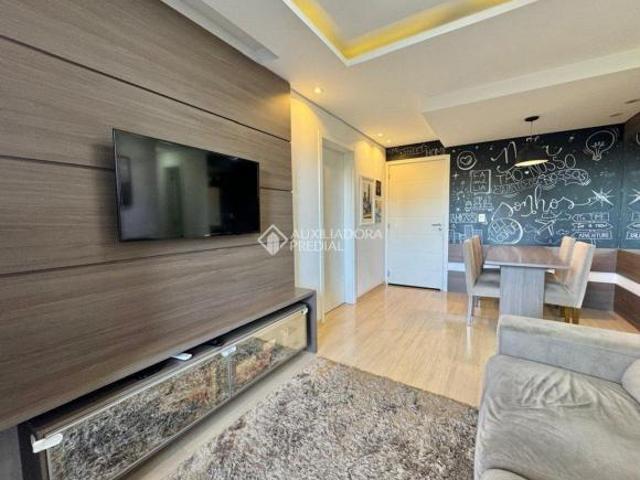 Apartamento térreo de 2 quartos, sendo 1 suíte, mobiliado com 1 vaga de garagem