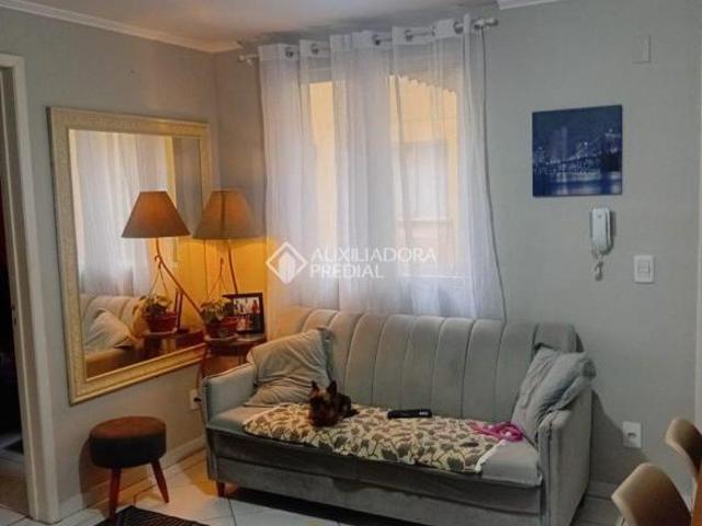 Apartamento térreo ensolarado em condomínio fechado