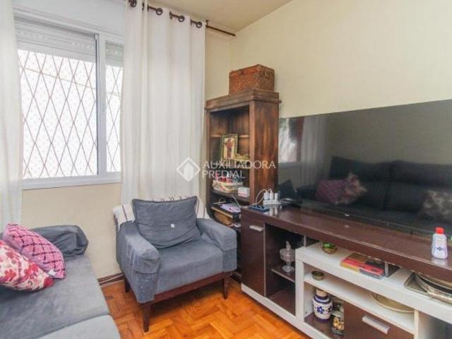 Apartamento térreo elevado com pátio 2 dormitórios no Menino Deus