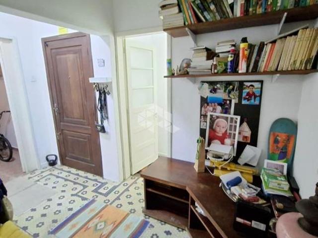 Apartamento térreo elevado de frente, 3 dormitórios, suite, pátio lateral e terraço