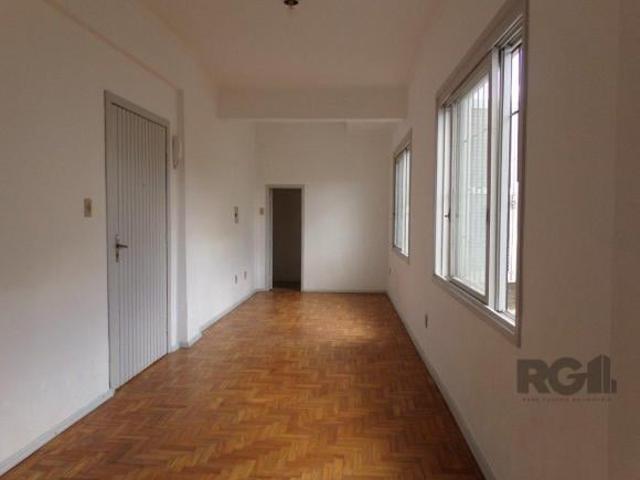 Apartamento térreo,frente 29m² no bairro Partenon < BR> < BR> O espaço é composto por sala
