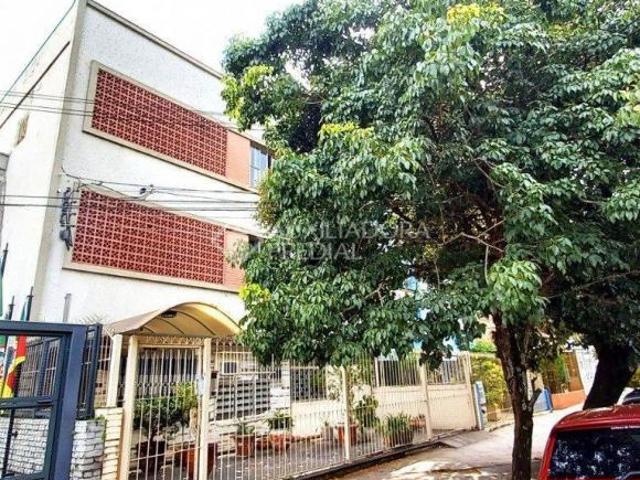 Apartamento térreo localizado no Menino Deus
