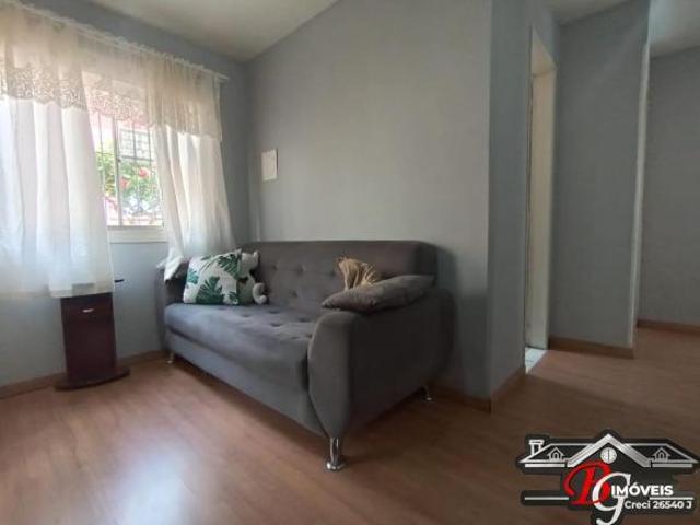 Apartamento térreo mobiliado à venda no Condomínio Village Center I, na cidade de Pelotas