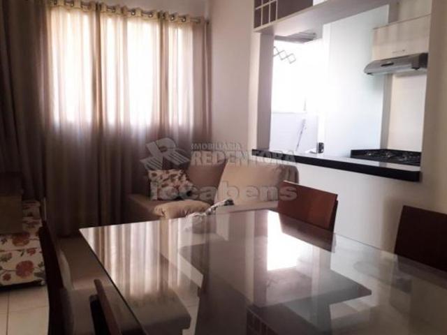 Apartamento térreo mobiliado Rio Reno. Com 2 dormitórios, 01 vaga de garagem