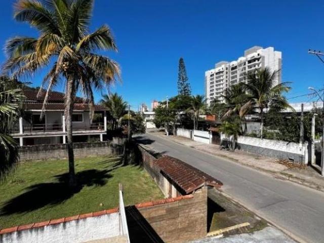 Apartamento térreo modelo studio com varanda aberta a 300m da Praia do Massaguaçu