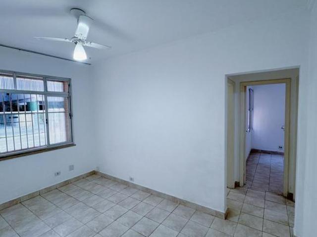 Apartamento Térreo para Locação no Boqueirão, Santos – 2 Dormitórios e 1 Vaga de Garagem