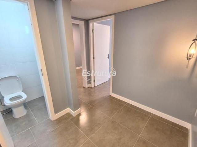 Apartamento térreo reformado de 2 dormitórios no centro