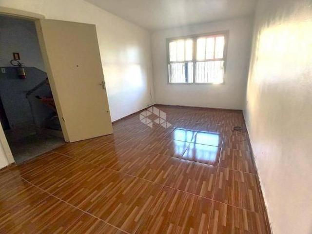 Apartamento térreo, todo reformado, de esquina, 2 quartos, ventilação cruzada
