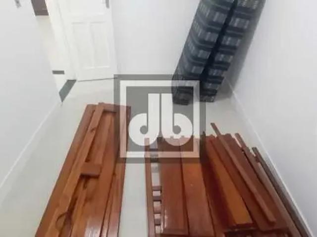 Apartamento tipo casa com 2 quartos, toda reformada, pequeno quintal, vazia