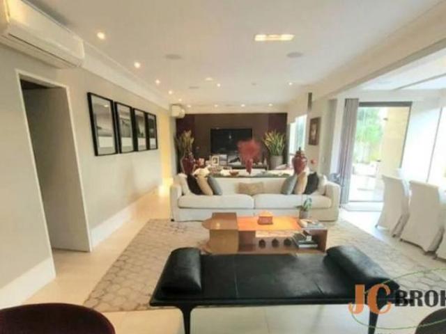 Apartamento tipo garden com 246m² de área útil, 4 suítes, 4 vagas