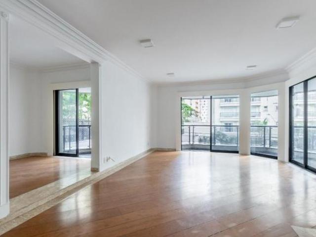 Apartamento tipo para venda com 3 quartos, 200m²