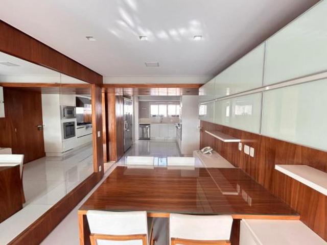 Apartamento tipo para venda em Moema com 3 quartos, sendo 3 suítes, 335m²