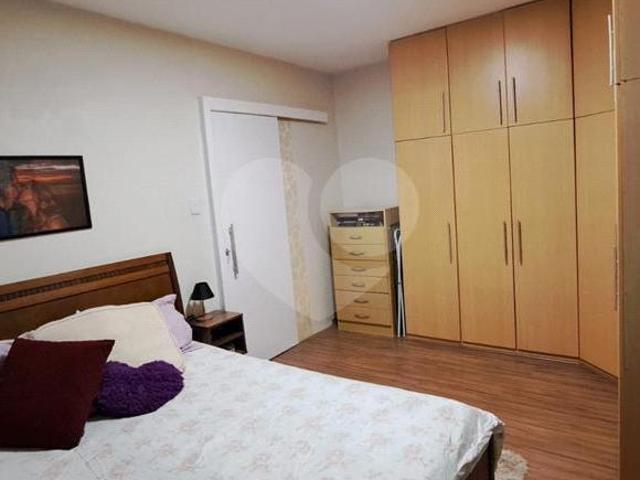 Apartamento tipo sobrado 2 dormitórios, condominio fechado, 3 quadras da Praia do Embaré em Santos