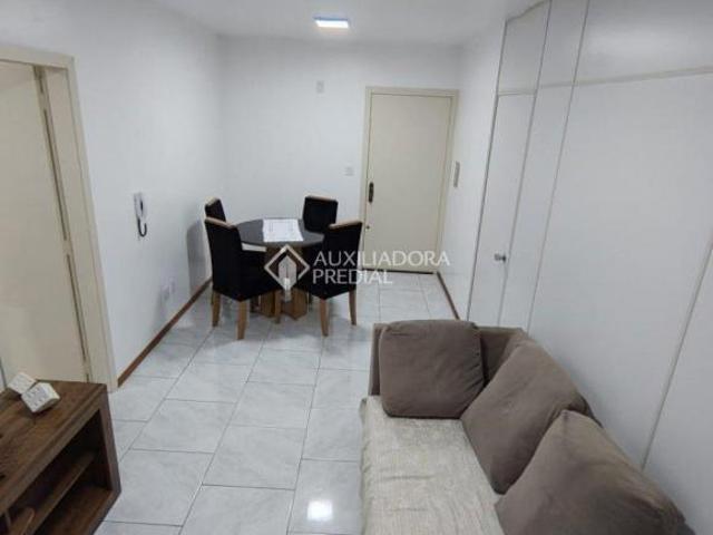 Apartamento todo mobiliado, com 01 quarto, 45m² privativos no Centro!