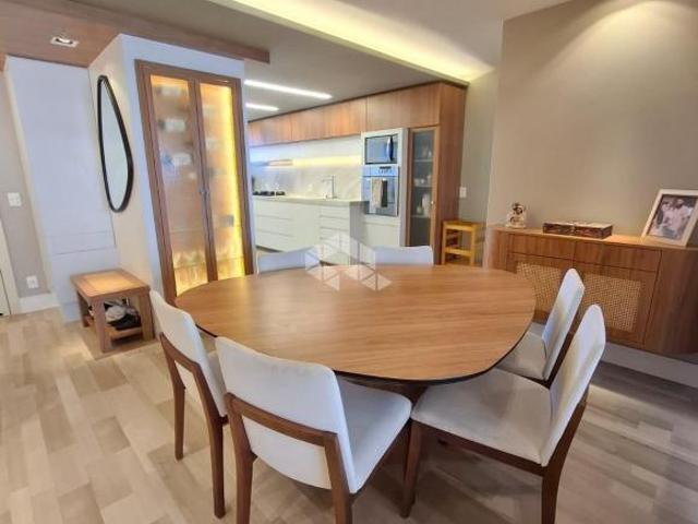 Apartamento todo mobiliado, com três dormitórios, sendo uma suíte e duas vagas d