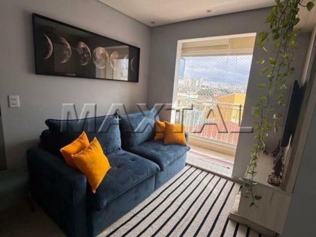 Apartamento todo reformado com 02 quartos, varanda envidraçada 01 vaga e prédio com lazer