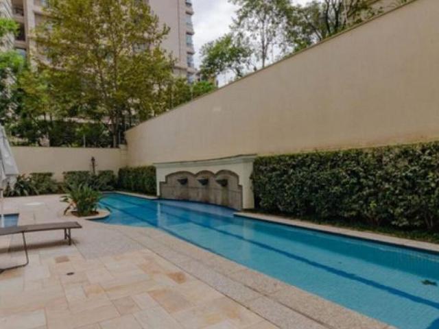 Apartamento todo reformado com acabamentos de altíssima qualidade, planta com 388m²