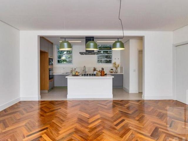 Apartamento todo reformado em predio icônico de Higienópolis