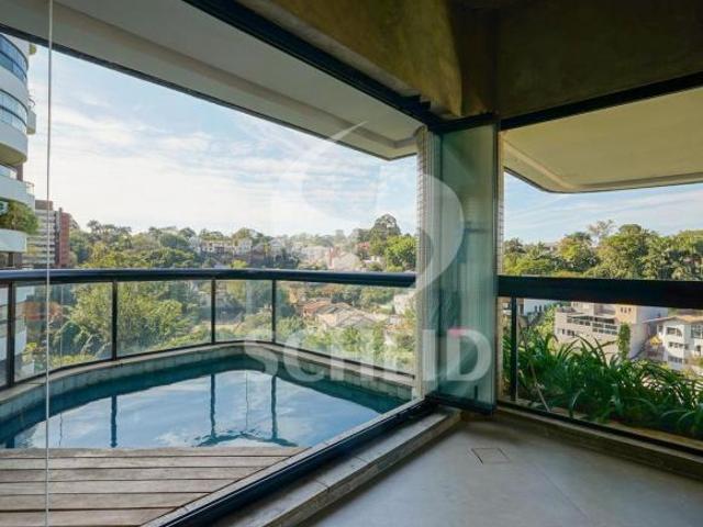 Apartamento totalmente reformado, 4 suítes e vista livre para a natureza