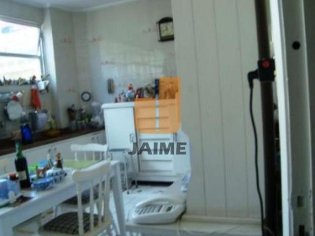 Apartamento totalmente reformado, 190 m, com janelões de alumínio, amplo, claro. Ótima localização!