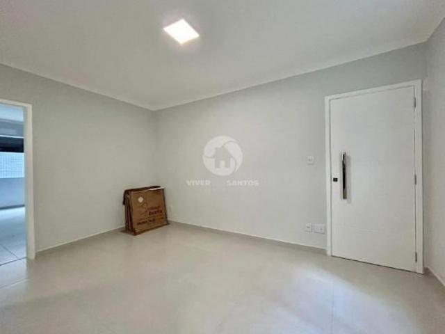 Apartamento totalmente reformado à venda na ponta da Praia Santos