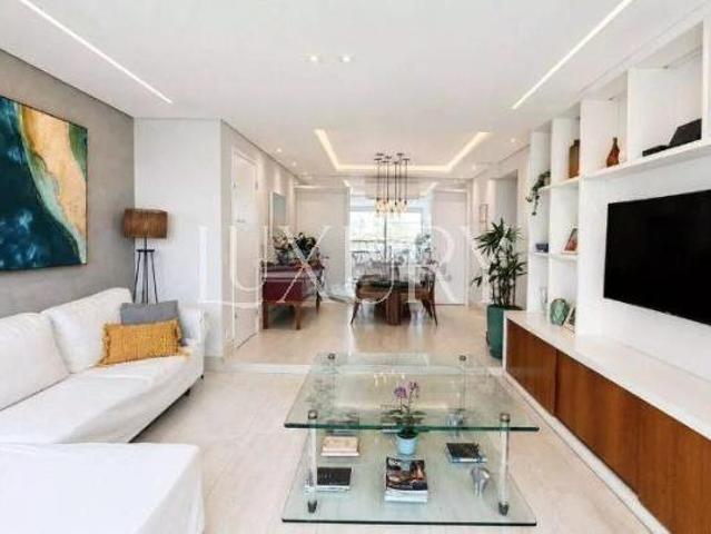 Apartamento totalmente reformado com 113 m², 3 quartos sendo 1 suíte à venda no bairro Moema