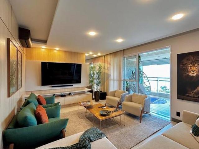 Apartamento totalmente reformado com vista Praia da Enseada, Guarujá SP