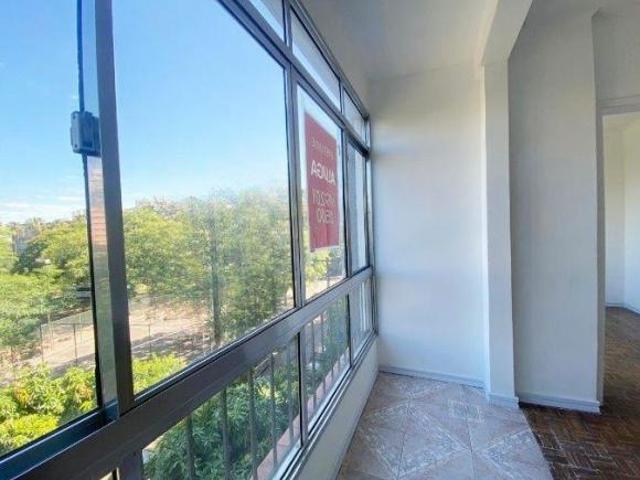 Apartamento reformado de 3 dormitórios transformado em 2 perto da Redenção
