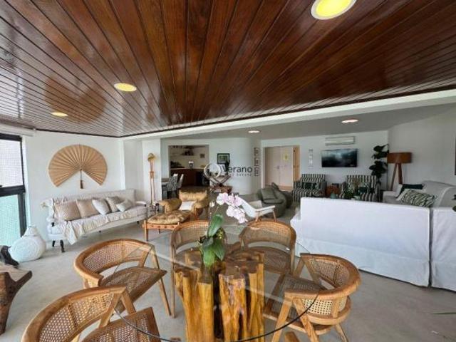 Apartamento totalmente reformado e decorado, com linda vista para o