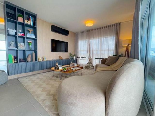Apartamento totalmente reformado e decorado com linda vista para o
