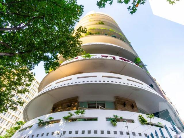Apartamento totalmente reformado em andar alto no maravilhoso e único Ed Domus