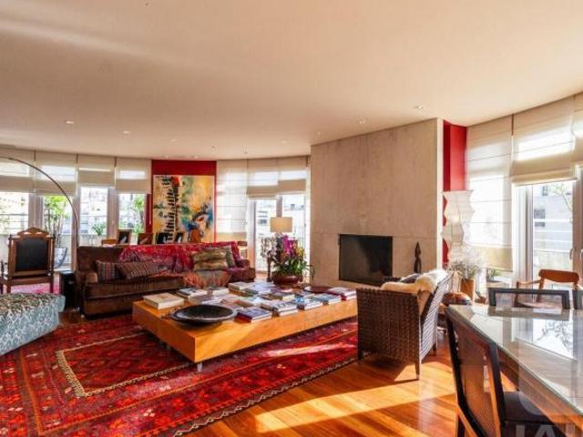 Apartamento totalmente reformado em andar alto no maravilhoso e único Ed Domus