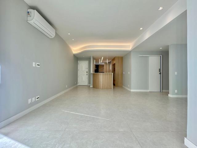 Apartamento totalmente reformado na quadra da praia em Copacabana