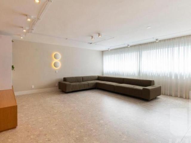 Apartamento totalmente reformado, nas nuvens, vista livre, ensolarado e arejado em prédio com lazer!