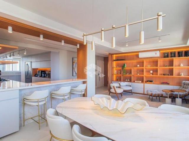 Apartamento totalmente reformado no Moinhos de Vento 168m², 3 suítes e 2 vagas