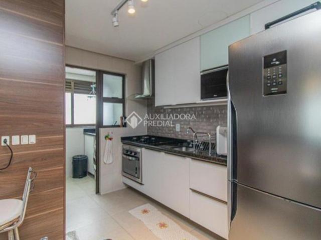 Apartamento três dormitórios no miolo do bairro